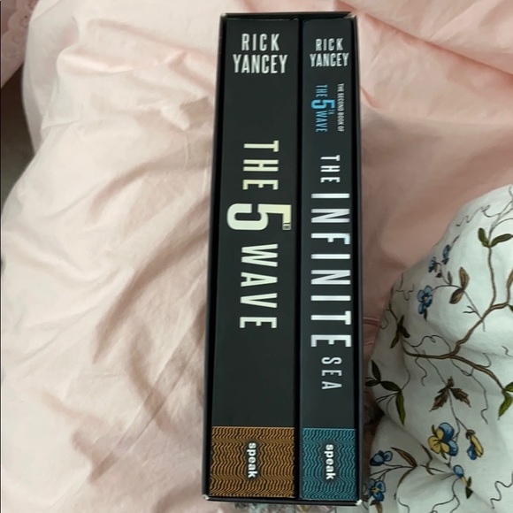 Barnes & Noble | Other | Nwt The Fifth Wave Book 2 Series By Rick ...